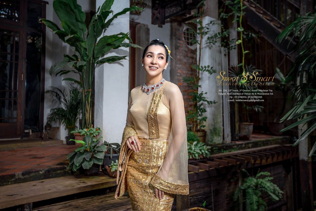 ရွှေအိုရောင်မြန်မာ၀တ်စုံလေးနဲ့လှနေတဲ့ မေမေချစ်သု - Fashion Myanmar